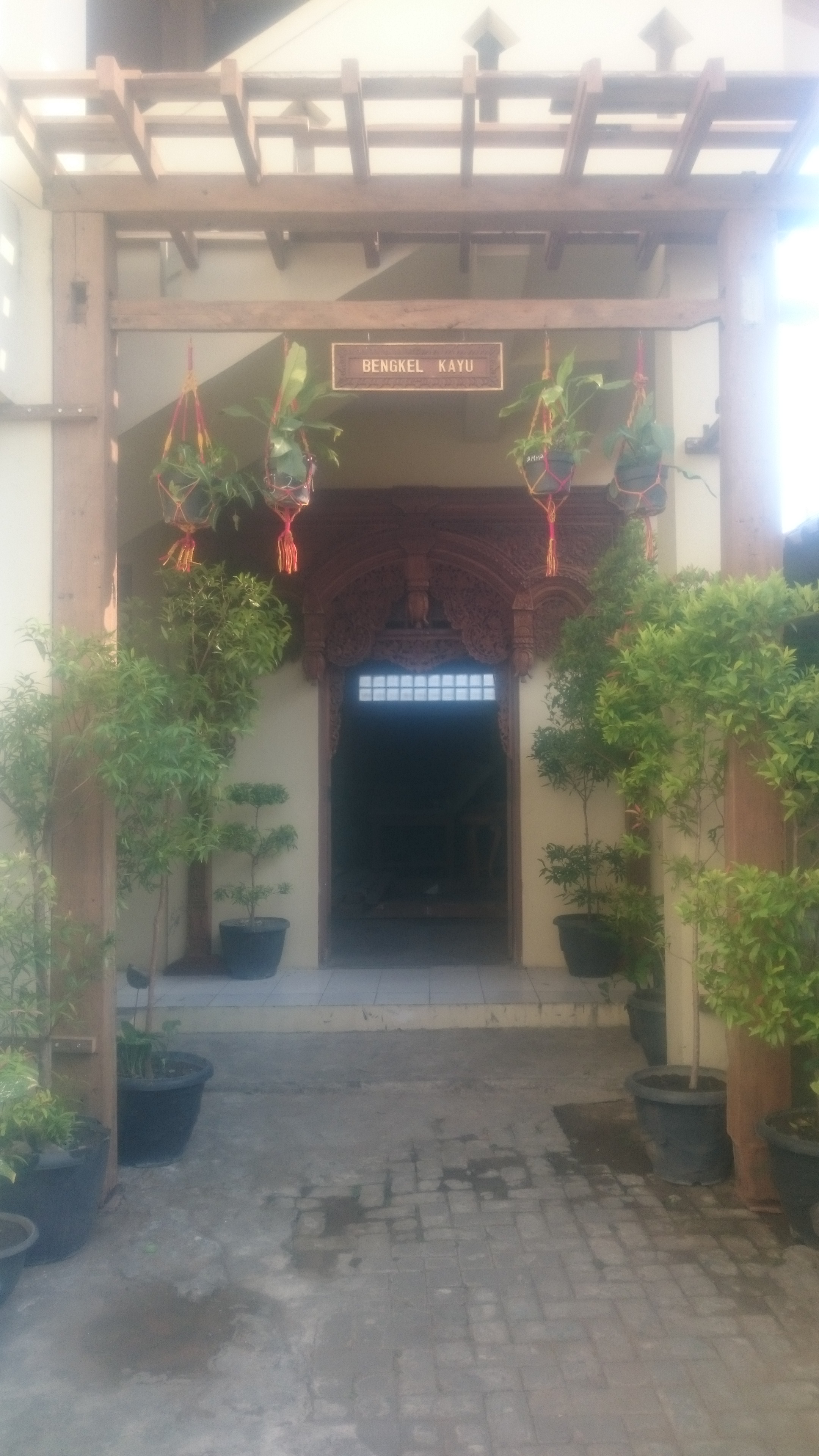 Gapura Studio Kriya Kreatif Kayu dan Rotan karya Siswa | SMK KRIYA ...